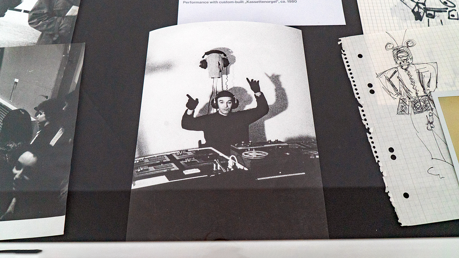 Conrad Schnitzler: Der Mann mit dem Soundhelm - KunstArztPraxis