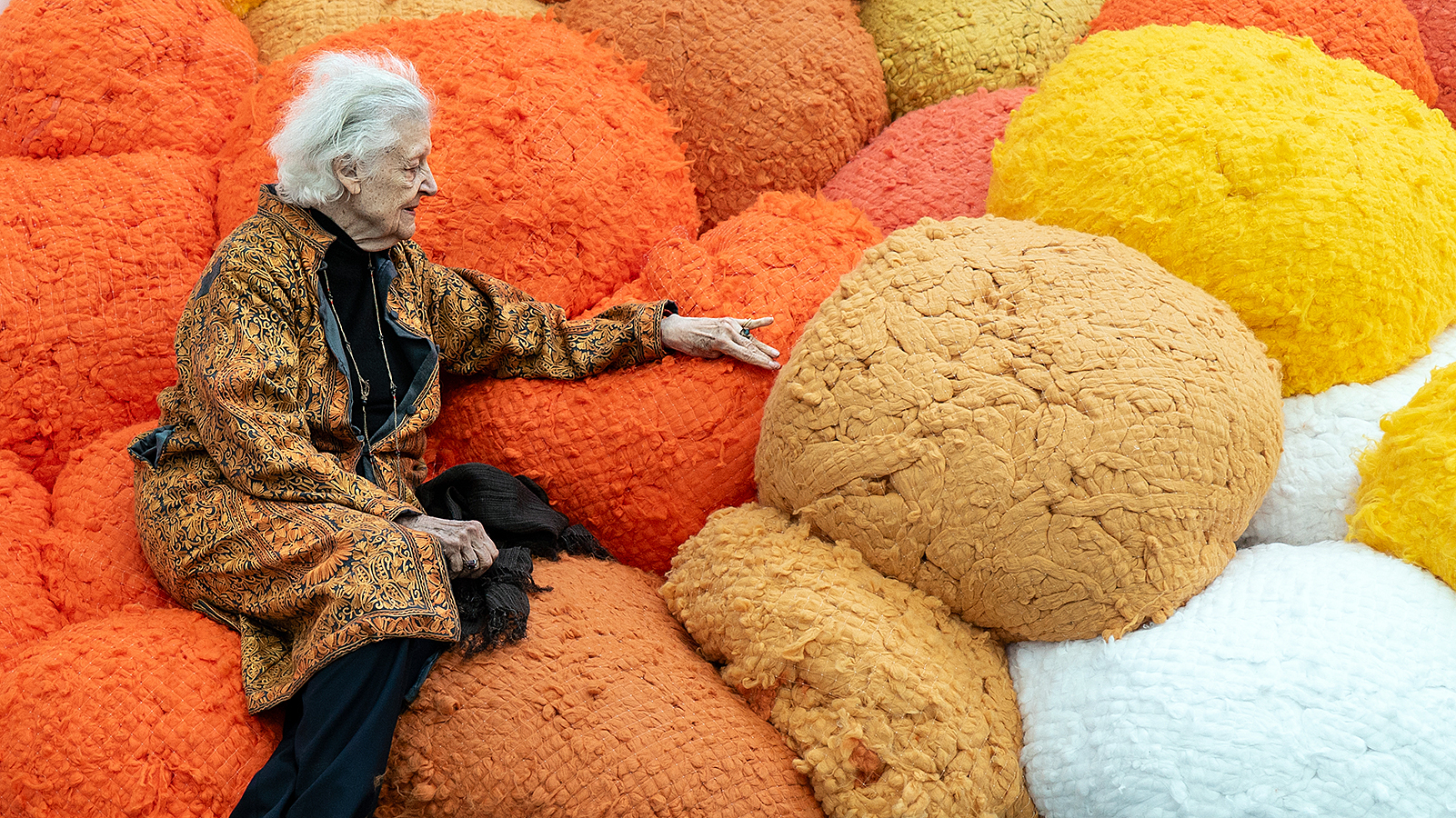 Das ist der rote Faden. Sheila Hicks in Düsseldorf - KunstArztPraxis