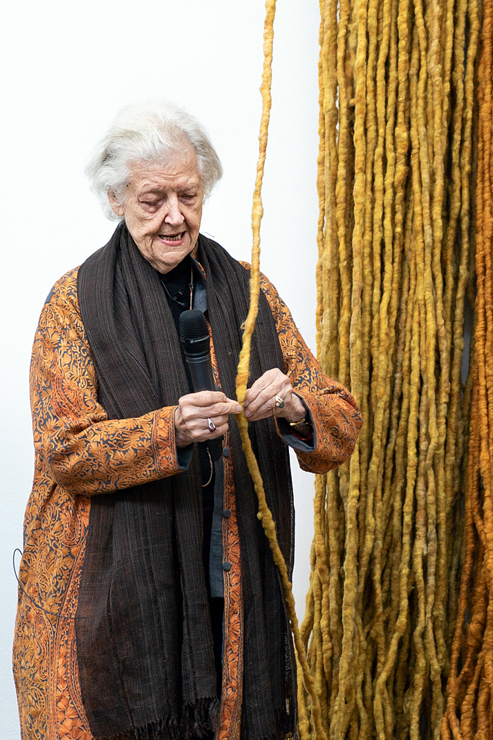 Das ist der rote Faden. Sheila Hicks in Düsseldorf - KunstArztPraxis