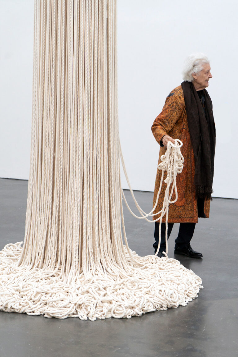 Das ist der rote Faden. Sheila Hicks in Düsseldorf - KunstArztPraxis